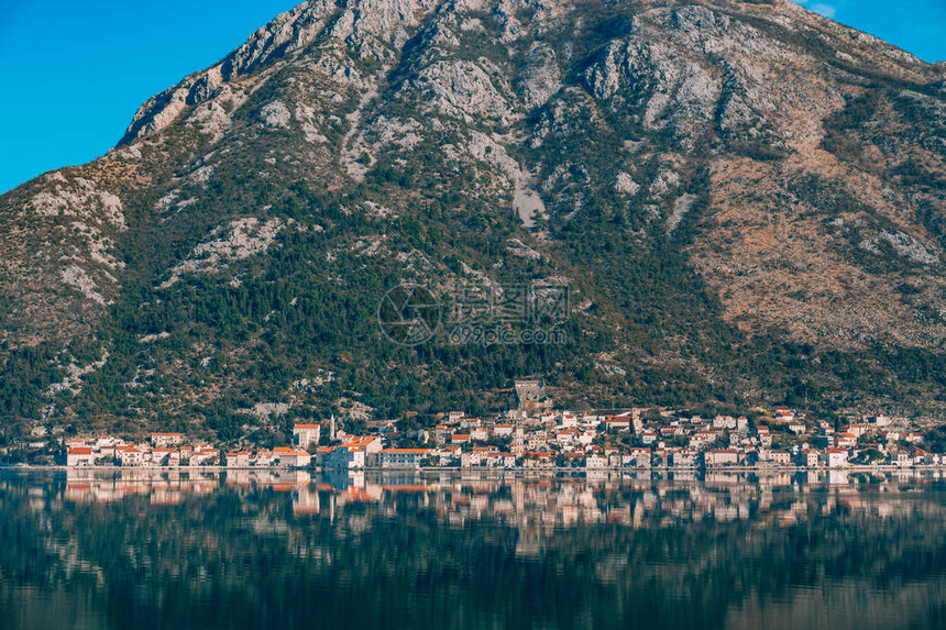 黑山科托尔湾岸边的佩拉斯特老城亚得里亚海和巴尔干半岛的古建筑欧高清图片下载-正版图片507377096-摄图网
