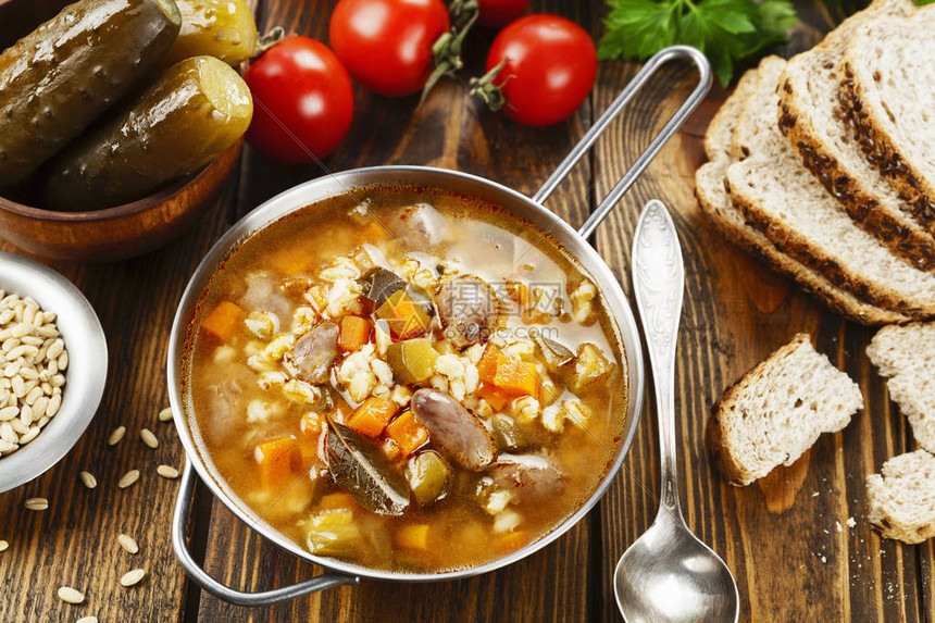 泡菜汤配鸡杂碎和番茄酱拉索尔尼克高清图片下载-正版图片507378363-摄图网