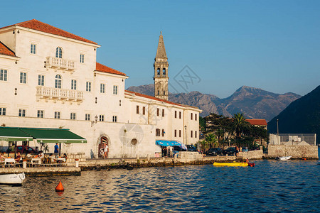 黑山科托尔湾岸边的佩拉斯特老城亚得里亚海和巴尔干半岛的古建筑欧高清图片下载-正版图片507365306-摄图网