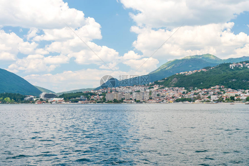 一艘海上游艇抵达黑山沿亚得里亚海的高清图片下载-正版图片507391220-摄图网