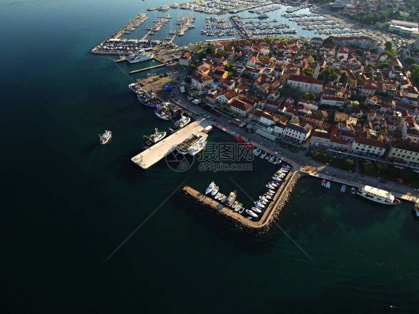 亚得里亚海沿岸小城镇的空中观察高清图片下载-正版图片507398749-摄图网