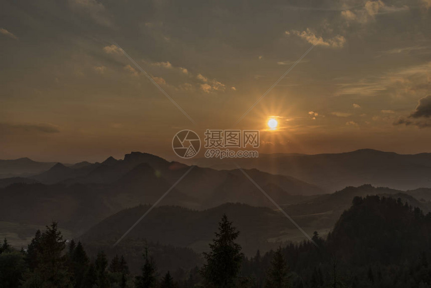 晚上在皮涅尼公园的Slach高清图片下载-正版图片507399541-摄图网