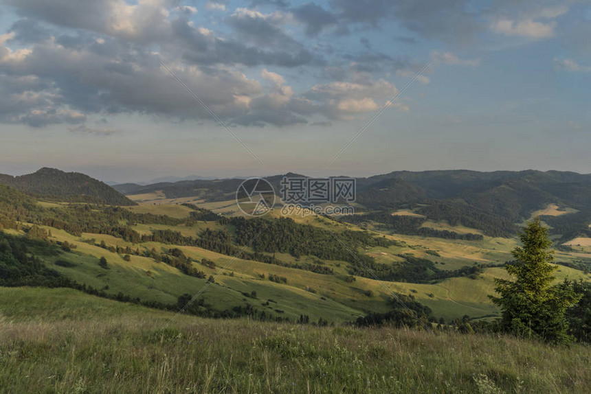 晚上在皮涅尼公园的Slach高清图片下载-正版图片507399545-摄图网