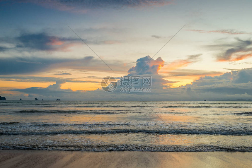 泰国亚得里亚海平顺的水域上方高清图片下载-正版图片507400073-摄图网