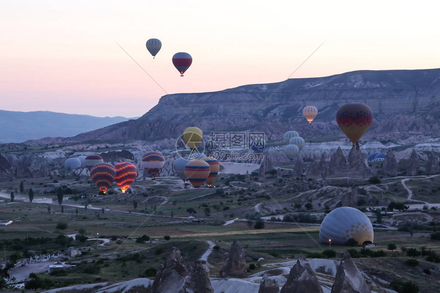 土耳其卡帕多西亚山谷的热气球高清图片下载-正版图片507401303-摄图网