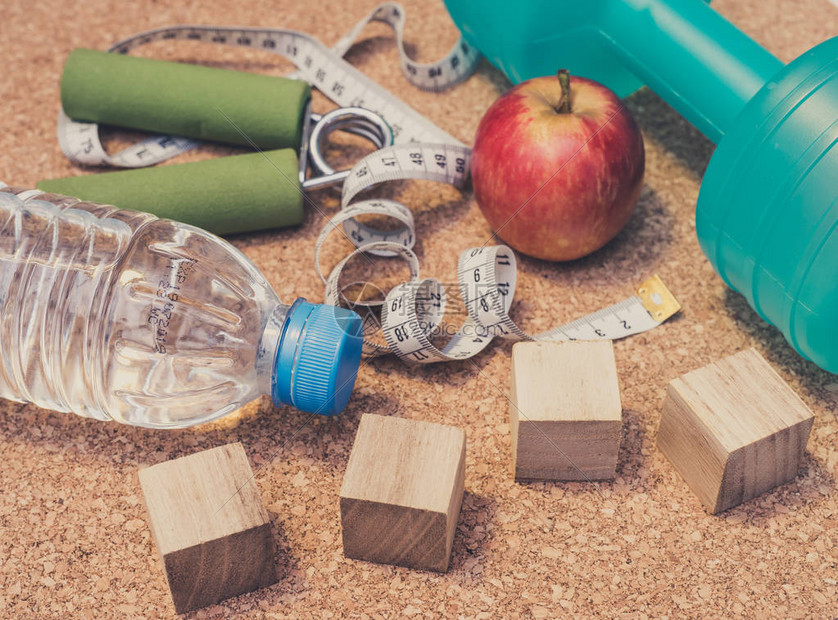 哑铃新鲜苹果卷尺矿泉水手柄和空白木块高清图片下载-正版图片507401680-摄图网