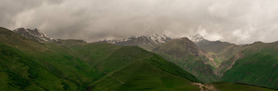 位于佐治亚州斯捷潘茨明达镇的Kazbek山风景高清图片下载-正版图片507403999-摄图网