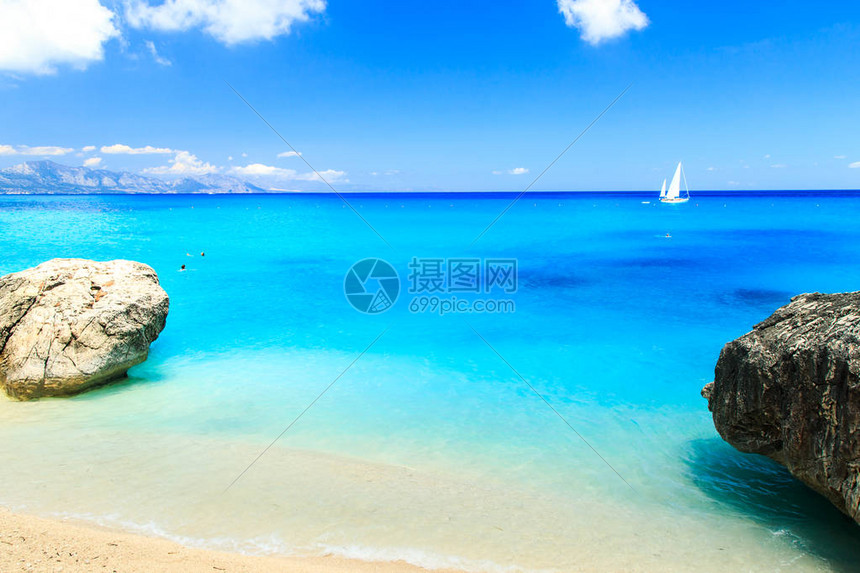 撒丁岛奥罗塞湾美丽的海湾高清图片下载-正版图片507410342-摄图网