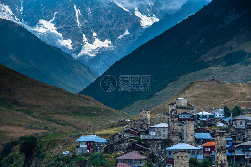 位于格鲁吉亚斯瓦内蒂背景的Shkhara高清图片下载-正版图片507412409-摄图网