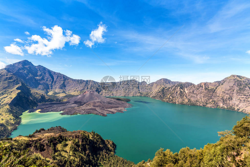印度尼西亚伦博克岛Rinjani山峰的风景火山高清图片下载-正版图片507416836-摄图网