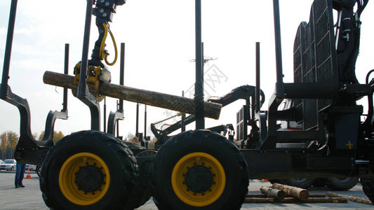 伐木机或林业机将新剪切的木高清图片下载-正版图片507417343-摄图网