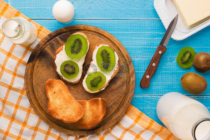有面包奶油和水果的早餐高清图片下载-正版图片507419324-摄图网