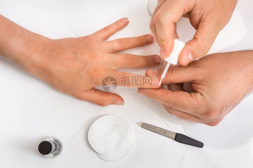 在美甲沙龙里女手的近视指甲高清图片下载-正版图片507422922-摄图网