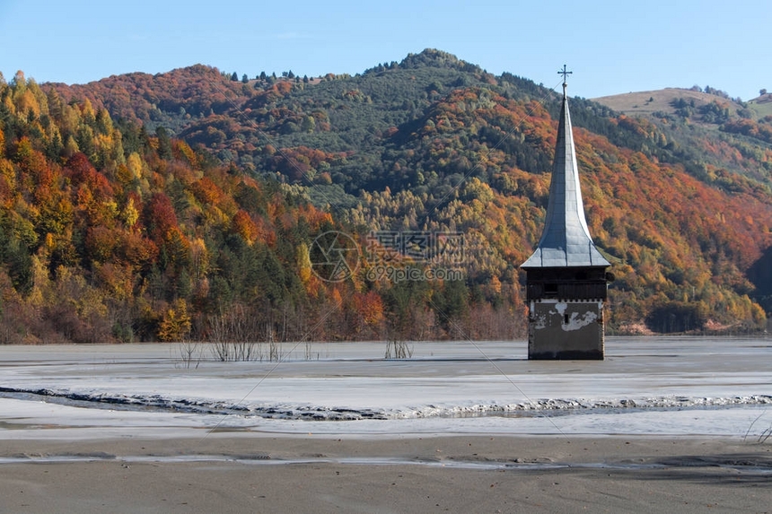 罗马尼亚一个被遗弃的村庄RosiaMontana附近的Geamana教堂被高清图片下载-正版图片507423397-摄图网