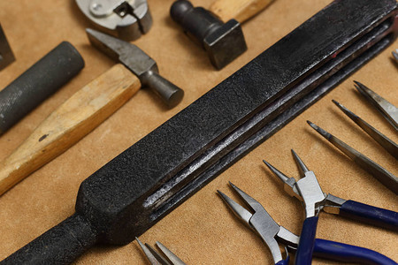 珠宝工具皮革背景的珠宝工作场高清图片下载-正版图片507426648-摄图网