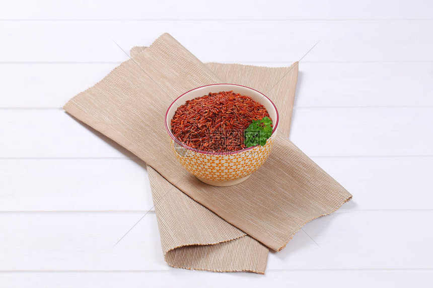 米色餐垫上的一碗红米饭高清图片下载-正版图片507429768-摄图网