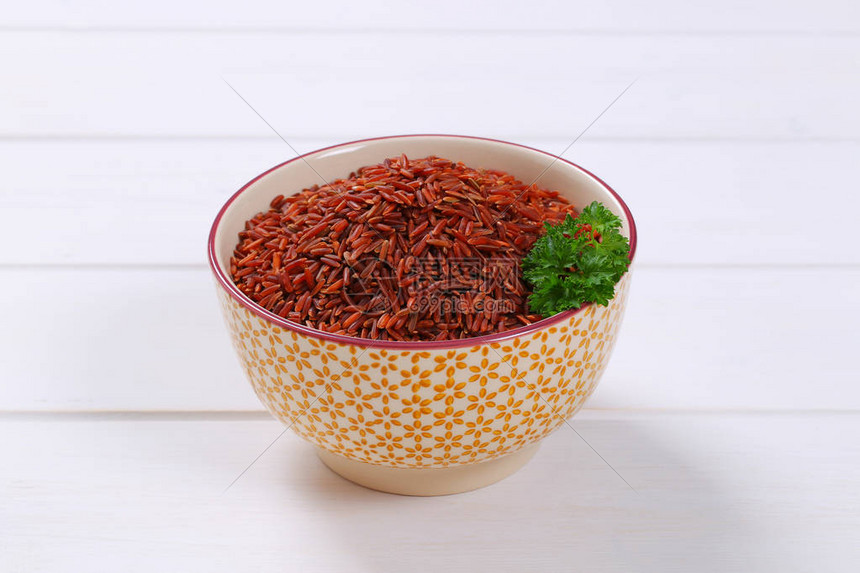 白色木质背景中的一碗红米饭高清图片下载-正版图片507429770-摄图网