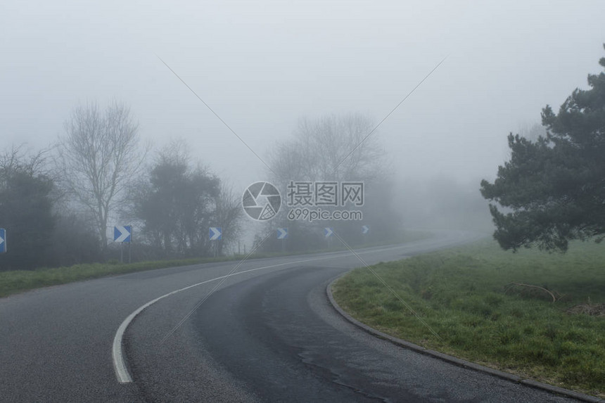 Foggy沥青弯曲路穿过森林高清图片下载-正版图片507430245-摄图网