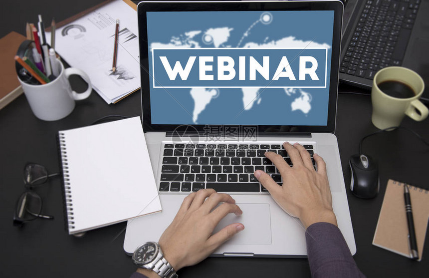 在计算机屏幕上用Webinar主页在膝上型键盘上打字学习互联网高清图片下载-正版图片507434188-摄图网