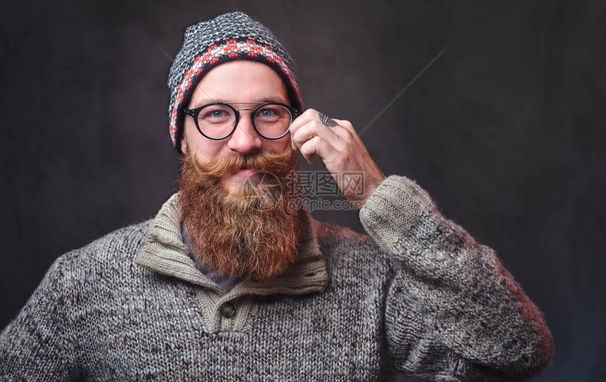 穿羊毛衫和帽子戴眼镜的红发男子高清图片下载 正版图片507436736 摄图网