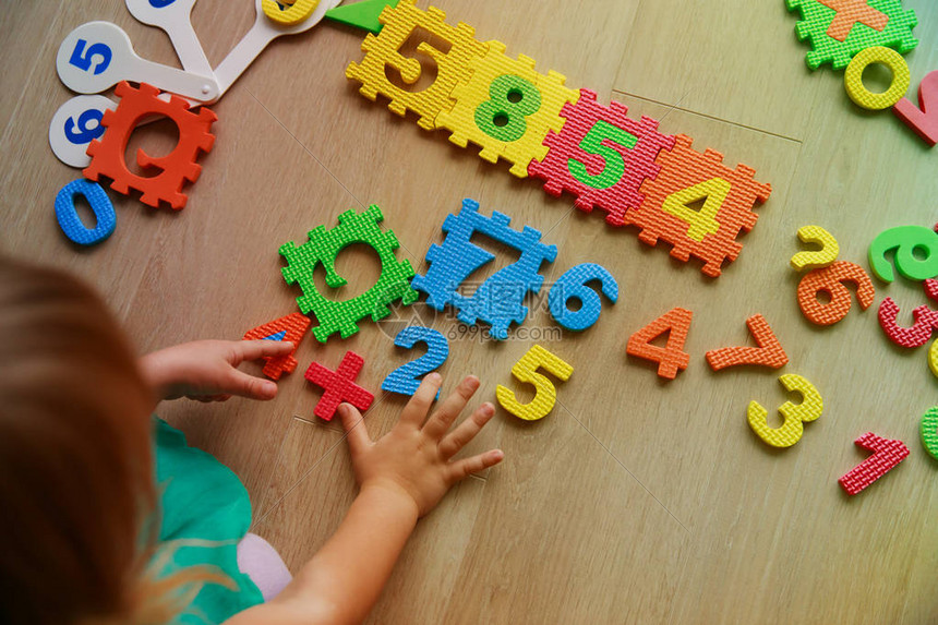 女童学习人数学教高清图片下载-正版图片507443421-摄图网