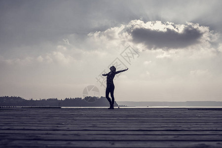 女人张开双臂背景_女人张开双臂摄影图片_女人张开双臂壁纸_摄图网