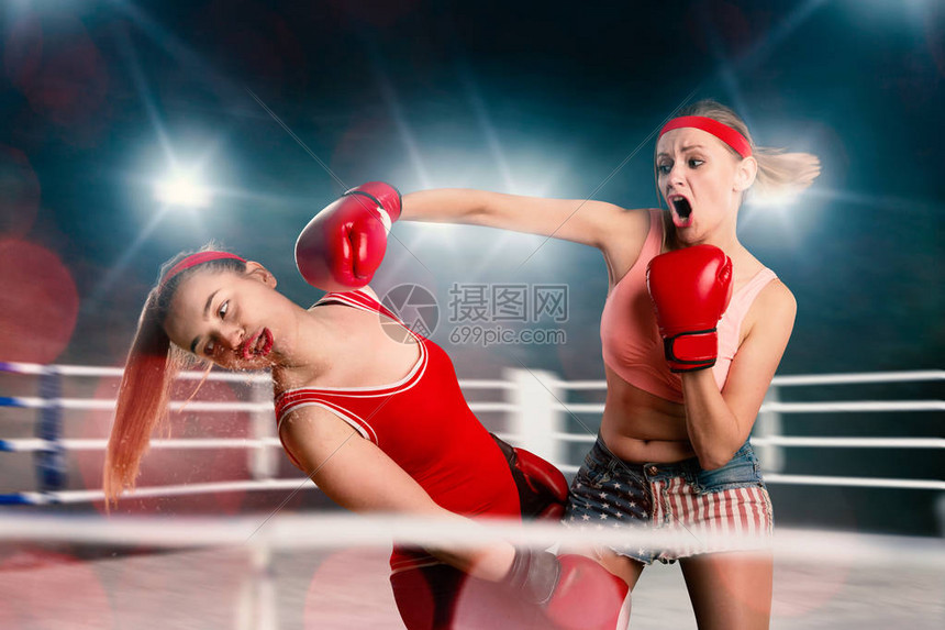 两个女kickboxers在拳击场上打架高清图片下载-正版图片507452433-摄图网