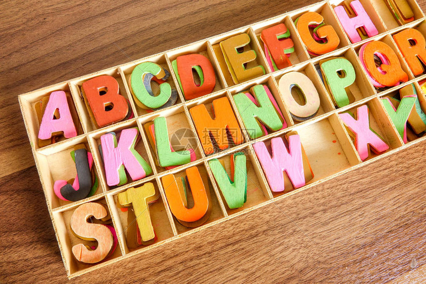 木桌上的Aphabet高清图片下载-正版图片507452603-摄图网
