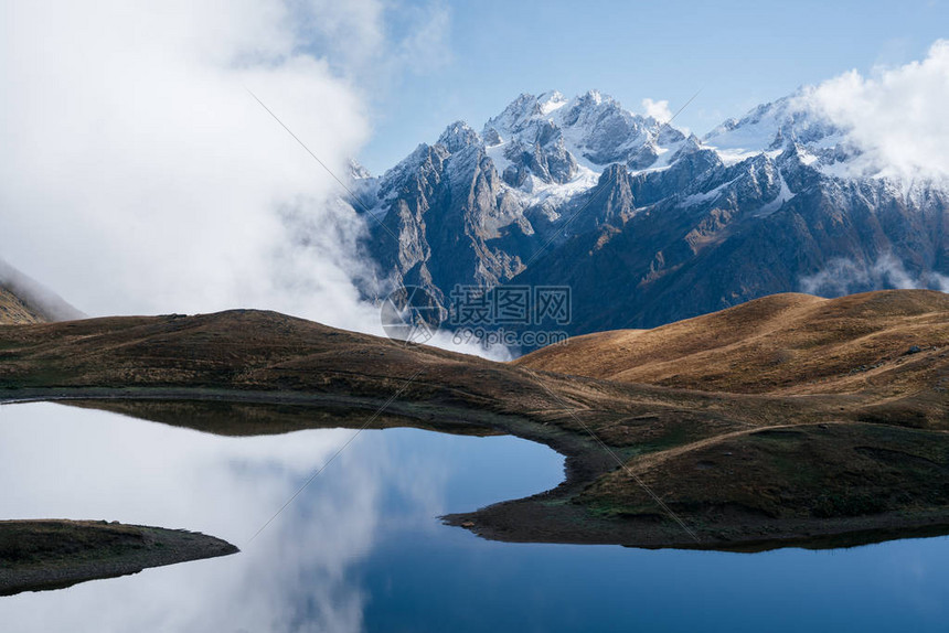 下一个高山湖泊的风景天与美丽的云彩Koruldi湖主要的高加索脊上斯瓦涅季格鲁吉亚高清图片下载-正版图片507455486-摄图网