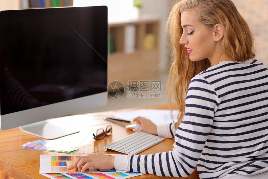 美丽的年轻设计师高清图片下载-正版图片507460186-摄图网