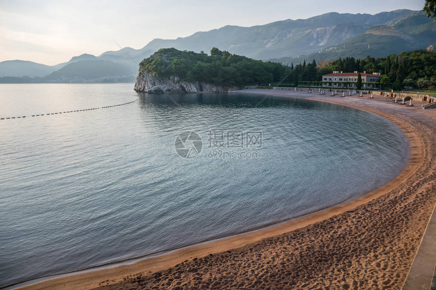 亚得里亚海沿岸风景如画的皇家海滩高清图片下载-正版图片507462661-摄图网