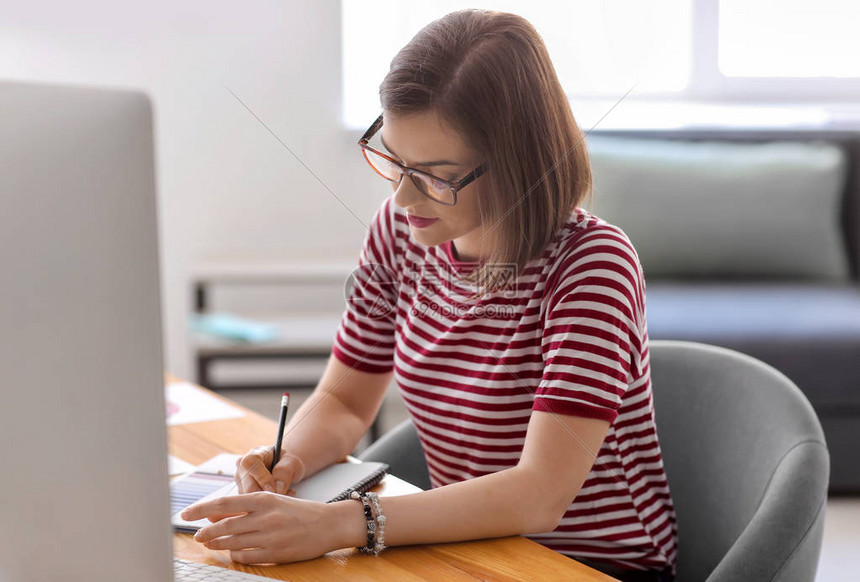 美丽的年轻设计师高清图片下载-正版图片507463040-摄图网