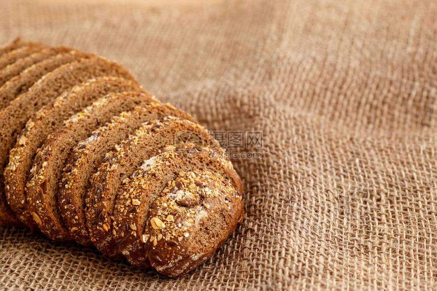 在木架上配有谷类物的Rye面包高清图片下载-正版图片507466693-摄图网