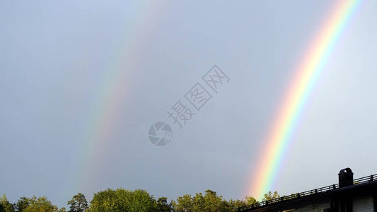 彩虹在斯德哥尔摩郊外我邻居的雨后喷出高清图片下载-正版图片507479251-摄图网
