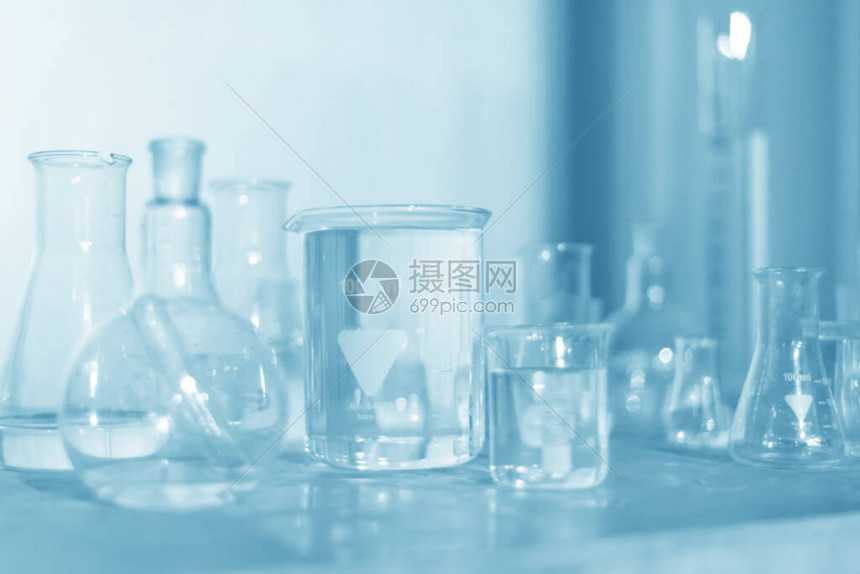 实验室透明玻璃器皿仪器现实风格的化学实验室的空设备烧杯和烧瓶高清图片下载-正版图片507493939-摄图网