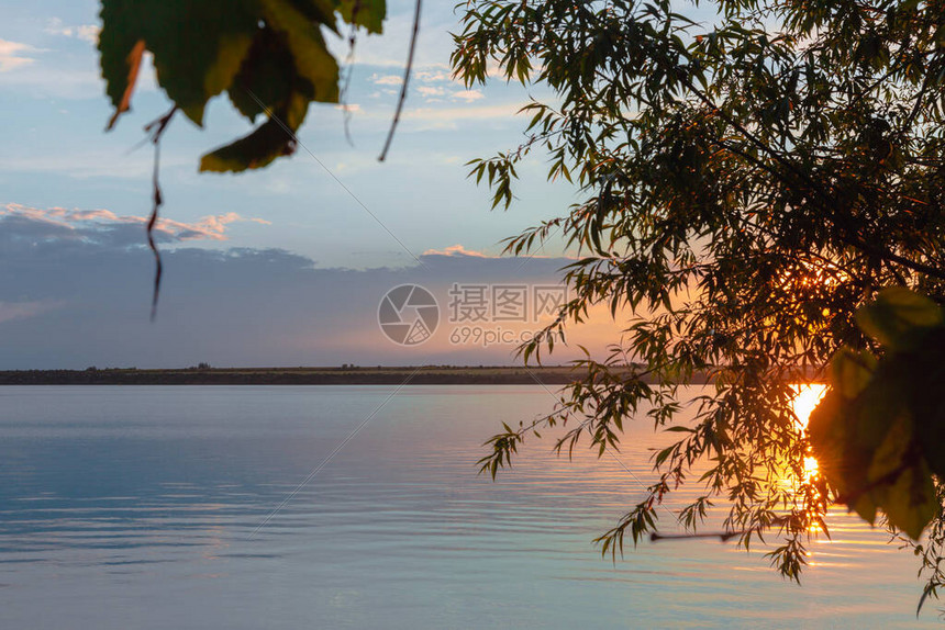 河上彩色日落天空反射高清图片下载-正版图片507508566-摄图网