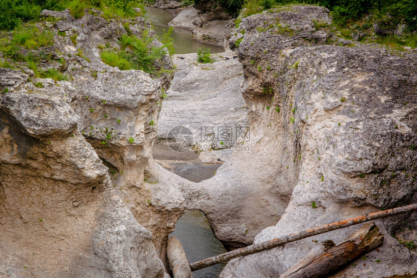 夏日在卡扎霍赫斯基峡谷的Belaya河高清图片下载-正版图片507509528-摄图网