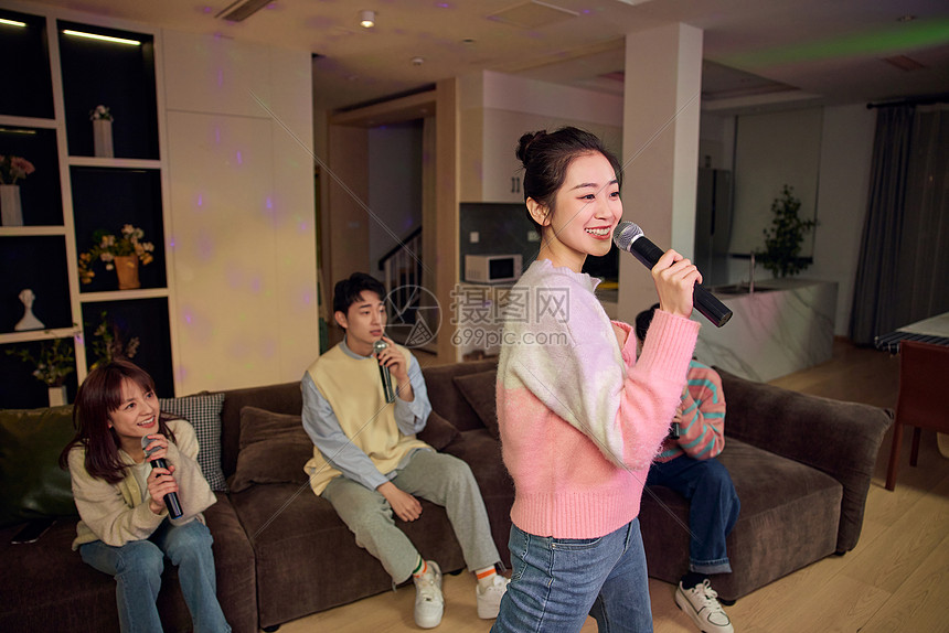 跨年聚会唱歌的年轻人高清图片下载-正版图片507512296-摄图网