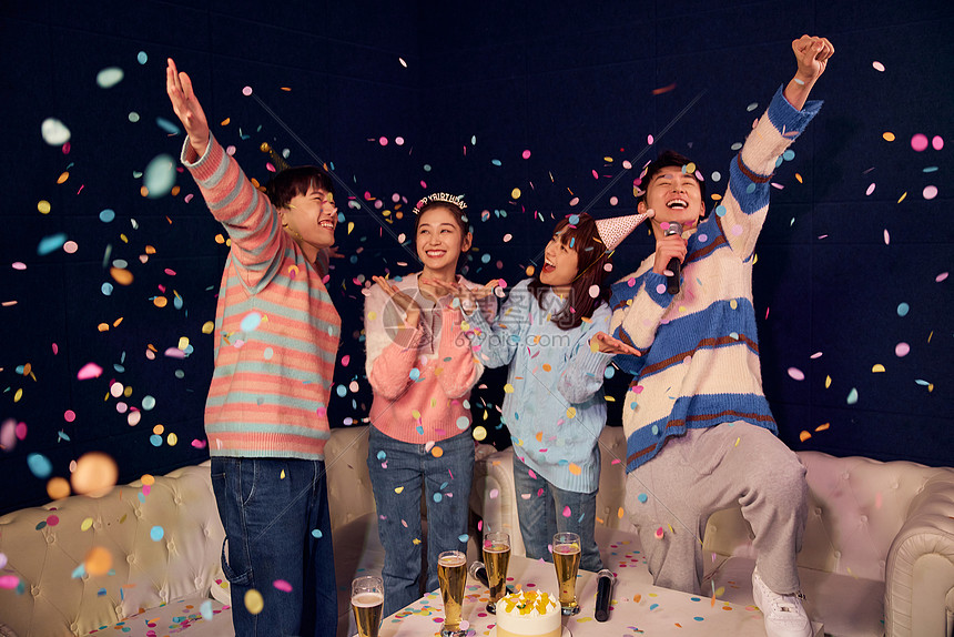 快乐年轻人聚会庆祝跨年高清图片下载-正版图片507512358-摄图网