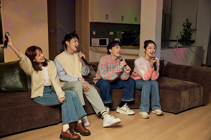 年轻人聚会唱歌庆祝跨年高清图片下载-正版图片507512492-摄图网