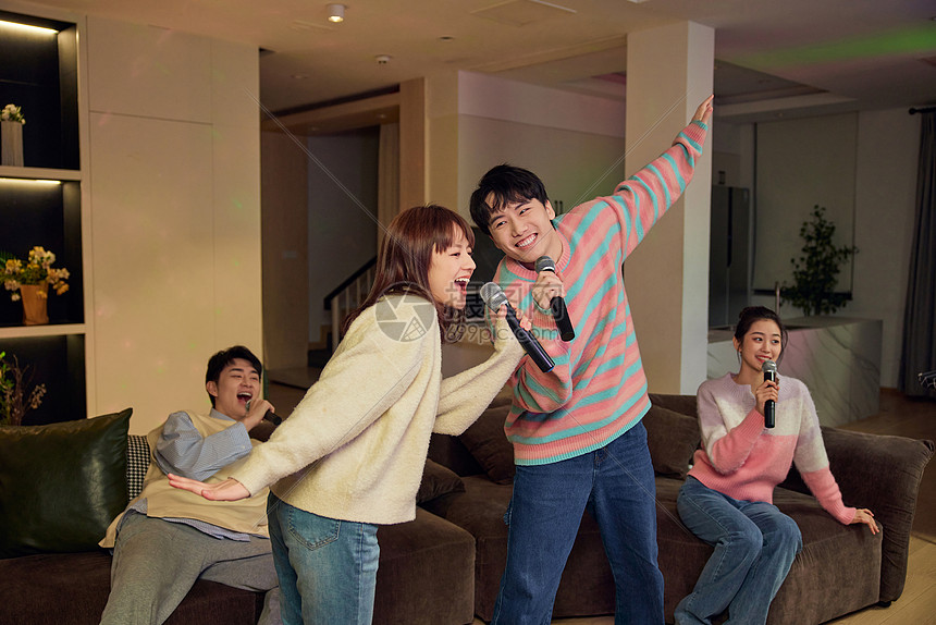 年轻人聚会唱歌庆祝跨年高清图片下载-正版图片507512499-摄图网