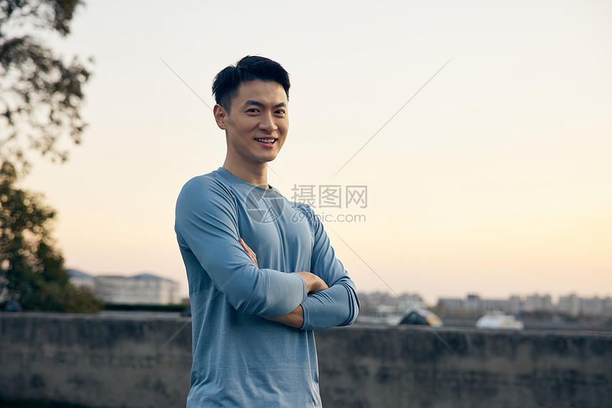年轻男青年运动形象高清图片下载-正版图片507513337-摄图网
