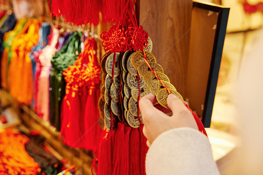 手拿新年挂件特写高清图片下载-正版图片507513378-摄图网