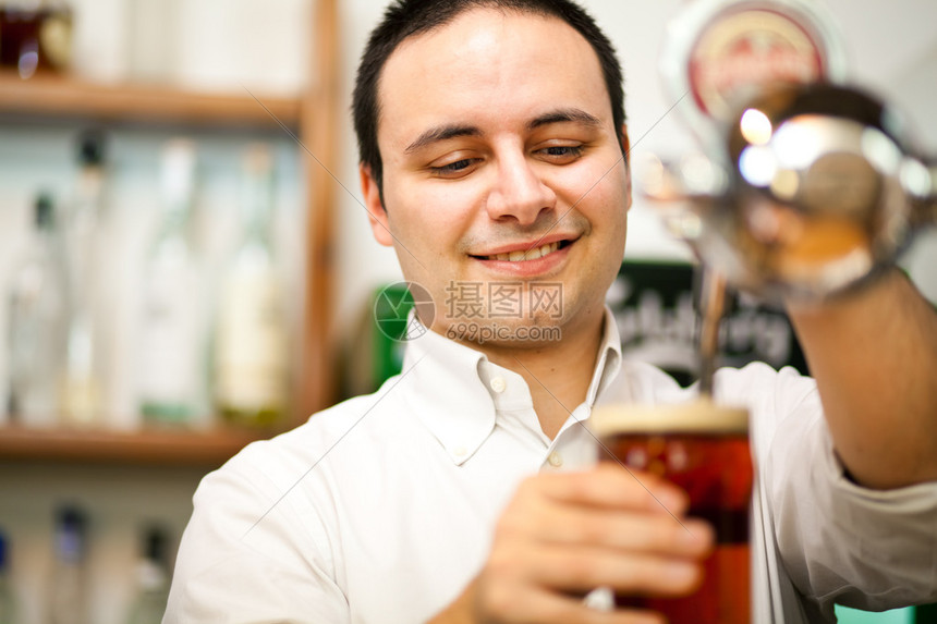 调酒师服务啤酒高清图片下载-正版图片507524541-摄图网
