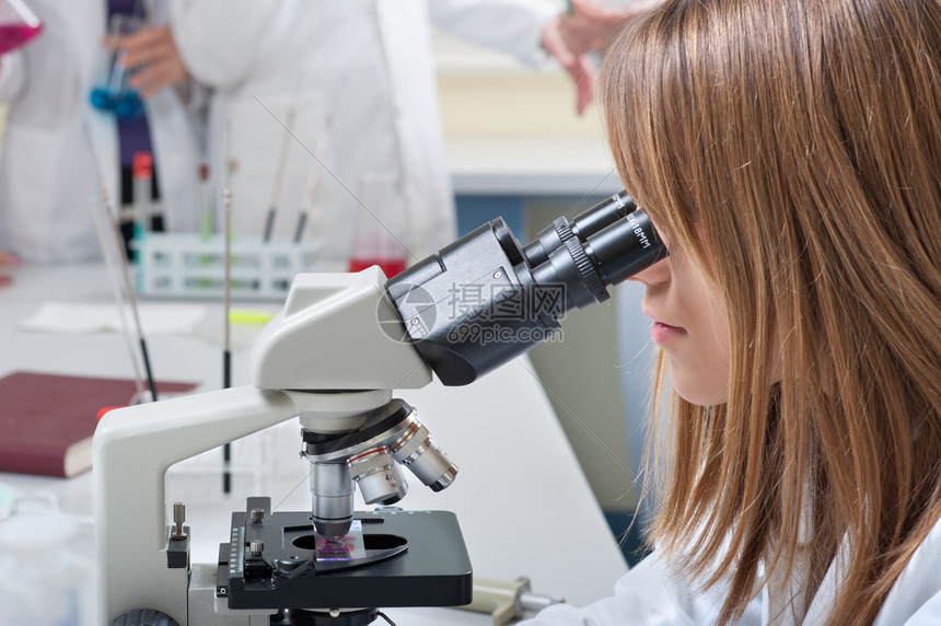 看着显微镜的医学生高清图片下载-正版图片507527255-摄图网