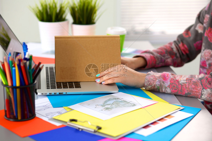 在办公室使用数字化器的书桌高清图片下载-正版图片507541634-摄图网