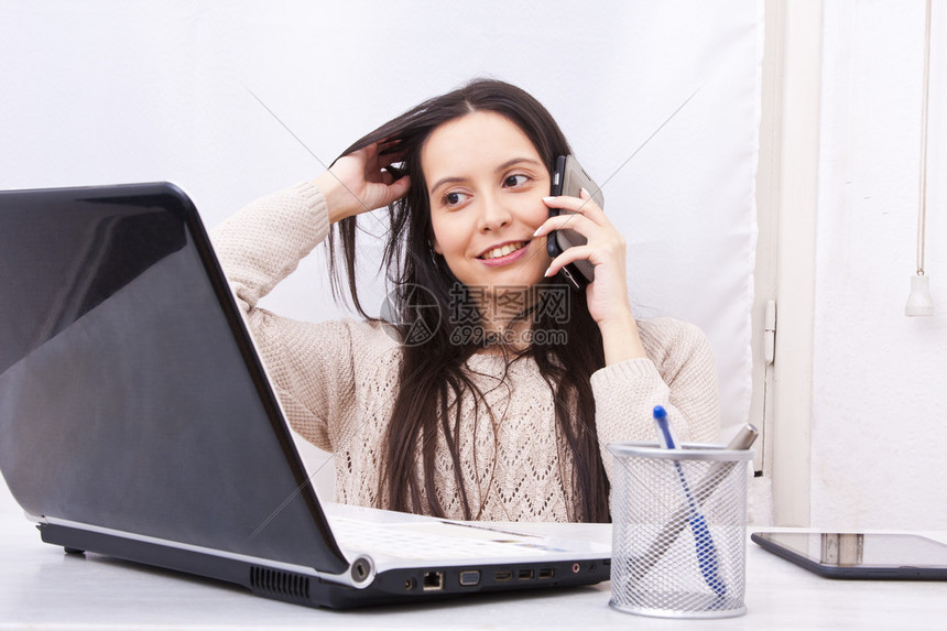 在家上网工作的女人高清图片下载-正版图片507545393-摄图网