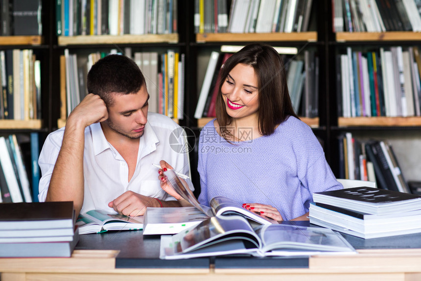 几个学生在图书馆在图书馆学习高清图片下载-正版图片507548311-摄图网