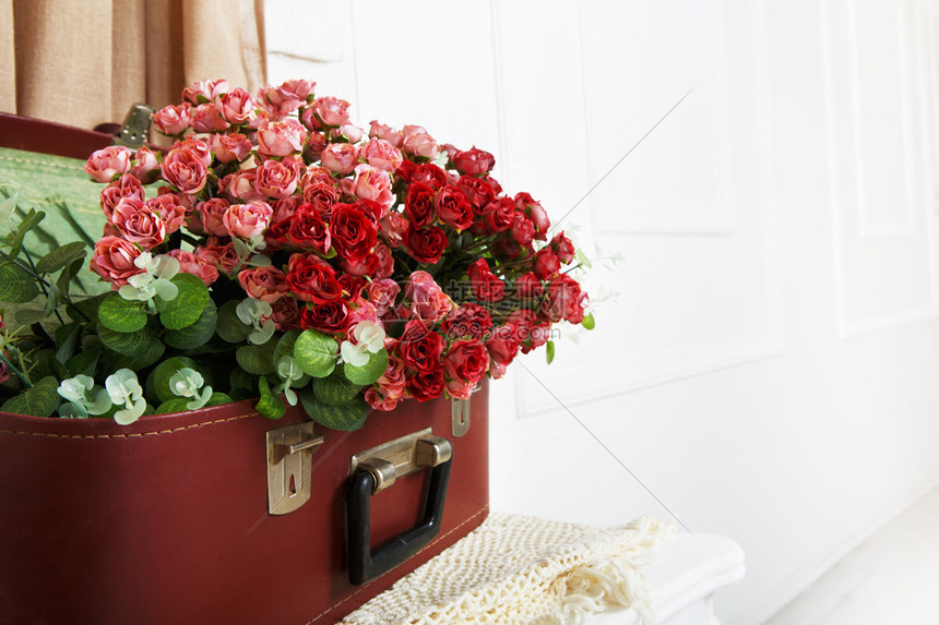 不寻常的婚礼花卉装饰组合复古棕色手提箱中的花朵带着玫瑰花的旧手提箱玫瑰花束复古质朴装饰植物区高清图片下载-正版图片507552712-摄图网