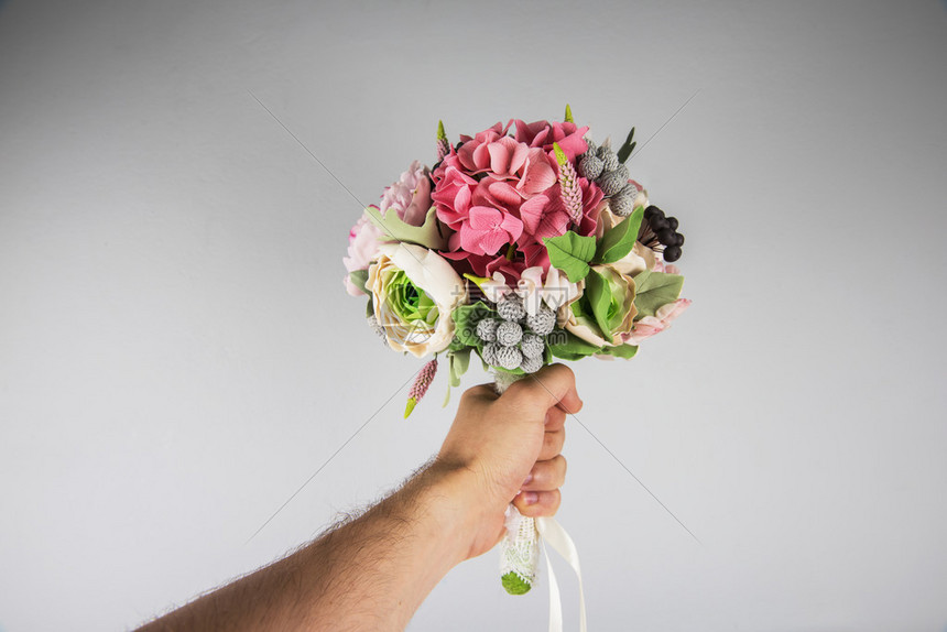 男手送婚礼花束第一人称视角高清图片下载 正版图片507557676 摄图网